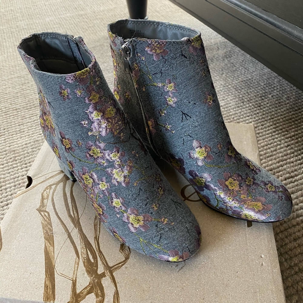 New Gray With Flower Block Heal Boots Size 9 - Gem